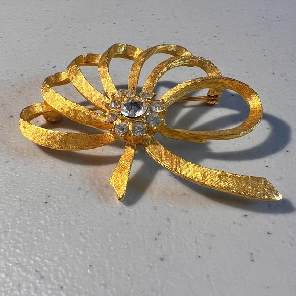 Mamselle | Jewelry | Vintage Mamselle Gold Tone Brooch Ribbon Fan Pin ...